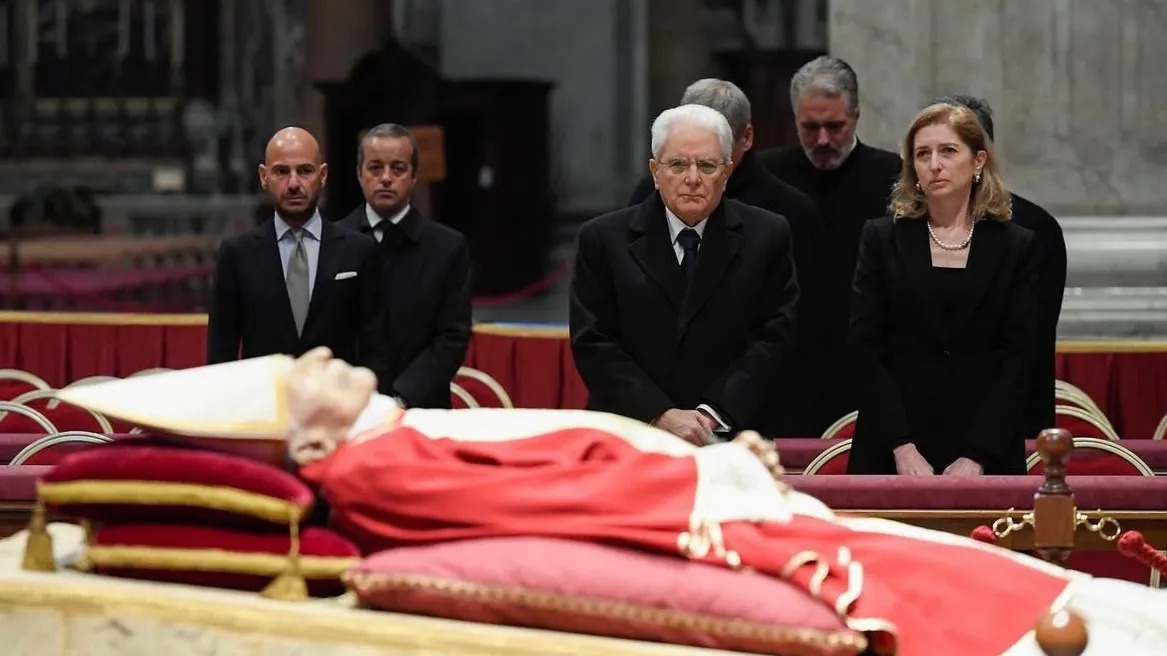 Qual è il dress code per il funerale di papa Francesco? - Voce News