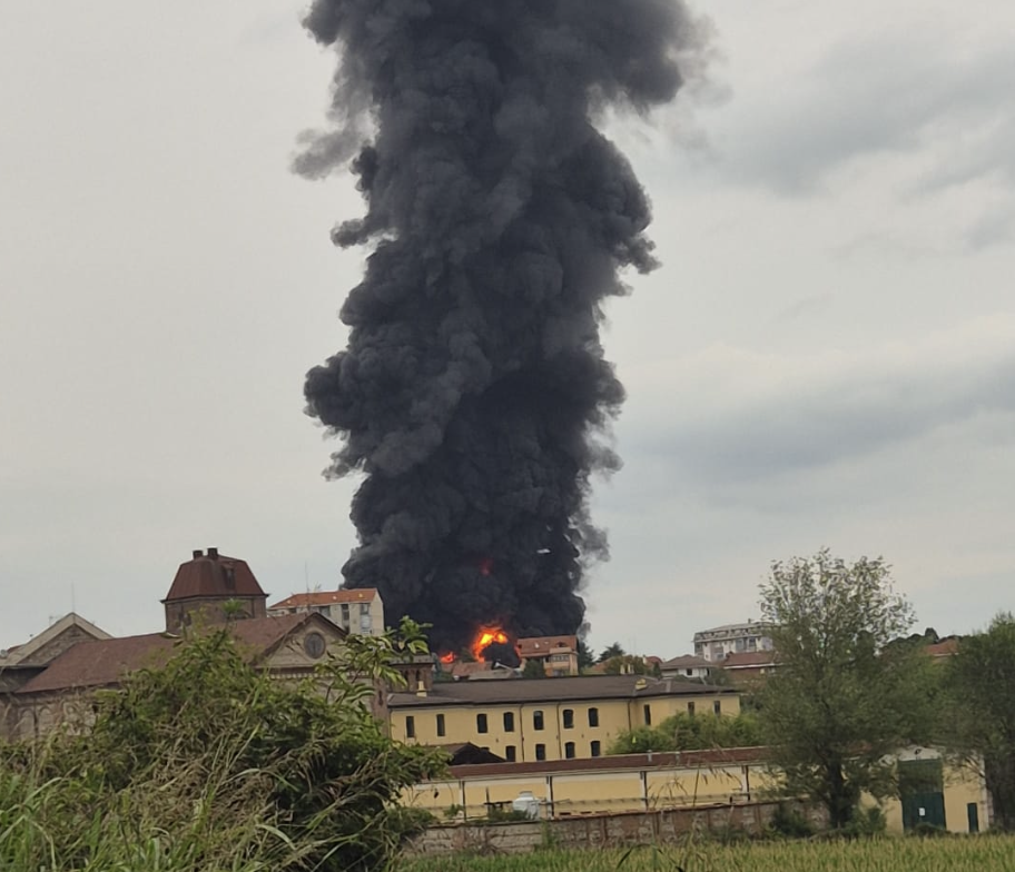 Incendio Euro Stamp, paura a Pianezza - Voce News